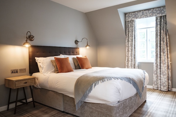 Quarto casal luxo | Roupas de cama premium, cofres nos quartos, escrivaninha