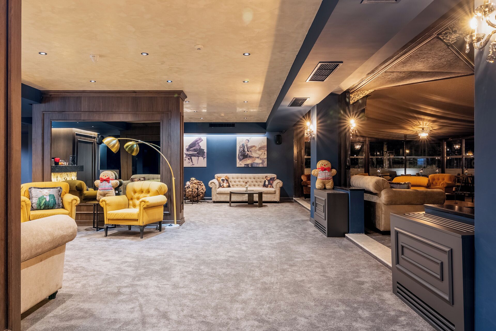 Uma sala de estar ampla com sofá, poltronas e mesa de centro.