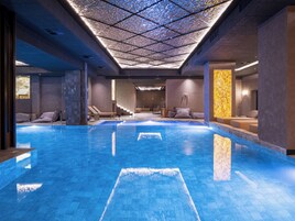 3 piscinas internas, 2 piscinas externas
