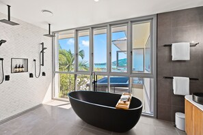 Villa Presidencial | Cofre no quarto, secretária 