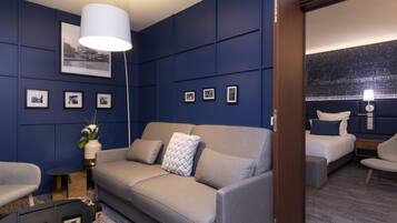 Roupa de alta qualidade, minibar, cofre no quarto, secretária