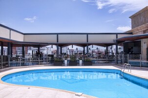 Piscina externa, funciona das 7h às 20h, guarda-sóis, espreguiçadeiras