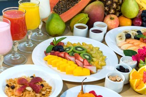 Café da manhã completo grátis todos os dias