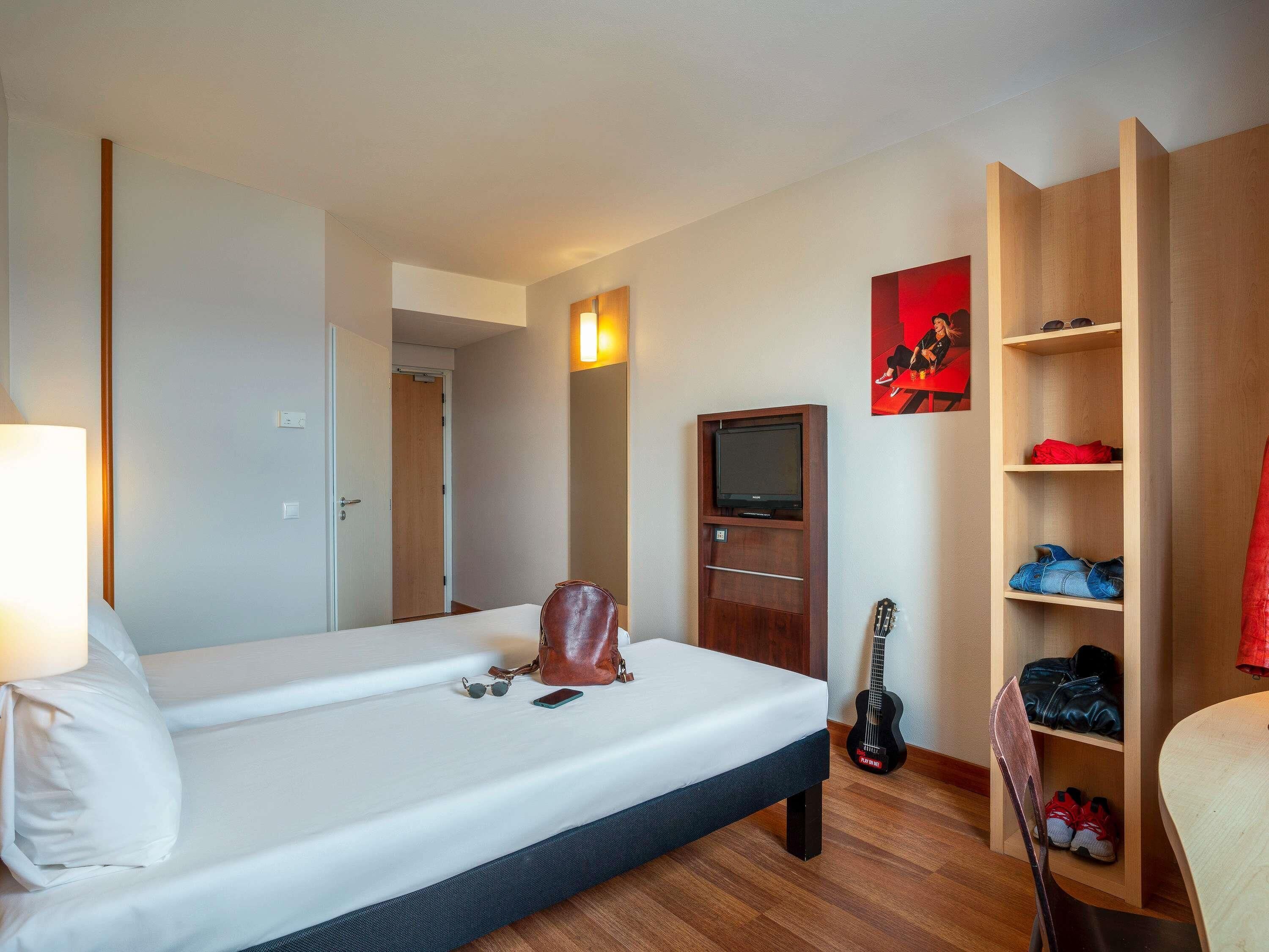 Quarto, 2 camas de solteiro | Roupas de cama antialérgicas, cofres nos quartos, escrivaninha