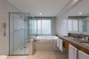 Minibar, cofre no quarto, secretária, cortinas/cortinados opacos