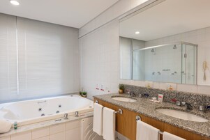 Suite Presidencial | Casa de banho | Artigos de higiene pessoal grátis, um secador de cabelo 