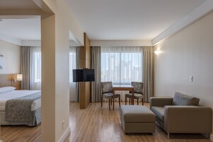 Quarto Duplo Superior | Minibar, cofre no quarto, secretária, cortinas/cortinados opacos 