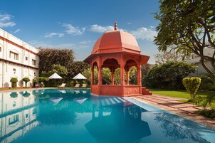 Piscina exterior, guarda-sóis, espreguiçadeiras 