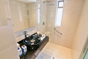 Quarto clássico, 1 cama King | Roupas de cama premium, frigobar, cofres nos quartos, escrivaninha