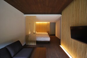 Quarto Twin Deluxe (with Open Air Bath) | Sala de estar | Televisor 