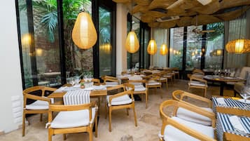 2 restaurantes, é servido café da manhã