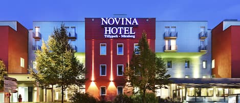 Fachada do alojamento (tarde/noite)