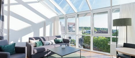 Apartamento Superior | Minibar, cofre no quarto, com mobília individualizada, secretária