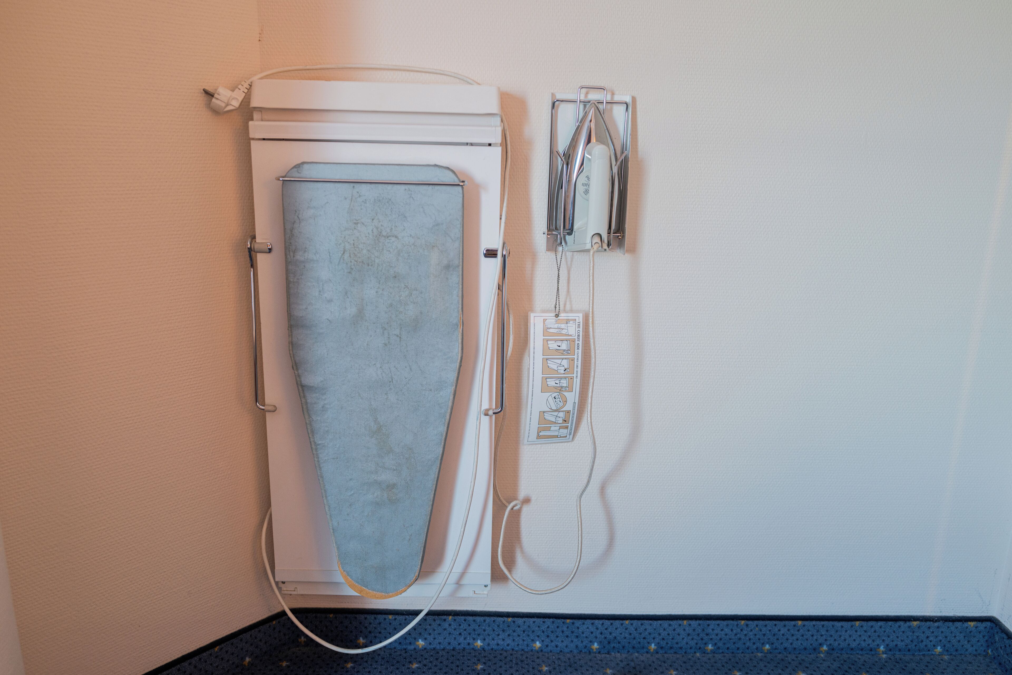 Um dispositivo médico fixado na parede, uma tomada e um painel de controle.