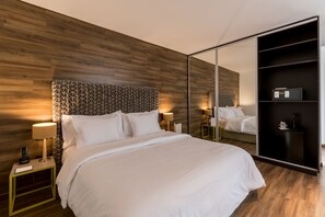 Quarto Deluxe | Minibar, cofre com capacidade para portátil 