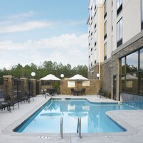 Piscina interna, piscina externa sazonal, espreguiçadeiras