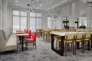 Café da manhã completo todos os dias mediante uma taxa