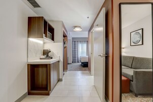 Suite Júnior, 1 cama king-size e sofá-cama | Secretária, cortinas/cortinados opacos, ferro/tábua de engomar 