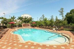 Piscina exterior, guarda-sóis, espreguiçadeiras 