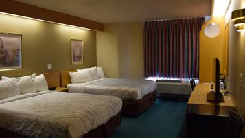 Quarto Deluxe, 2 camas queen-size, frigorífico | Secretária, Wi-fi grátis