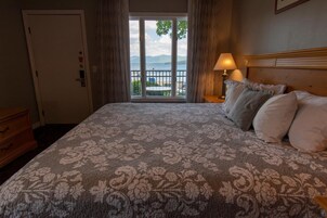 Cofres nos quartos, cortinas blackout, ferros/tábuas de passar roupa