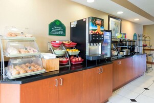Café da manhã com buffet grátis todos os dias