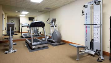 Centro de fitness do hotel com esteiras, elípticos e equipamento de treino para todo o corpo.