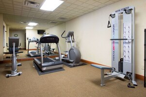 Centro de fitness do hotel com esteiras, elípticos e equipamento de treino para todo o corpo.