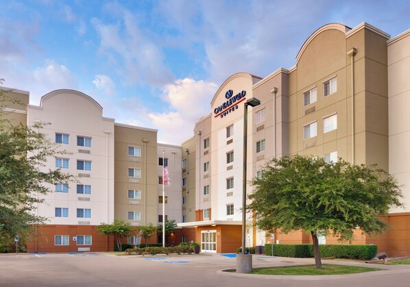 Um hotel design moderno, com destaque para a placa da Candlewood Suites.