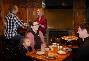 Serve almoço e jantar 