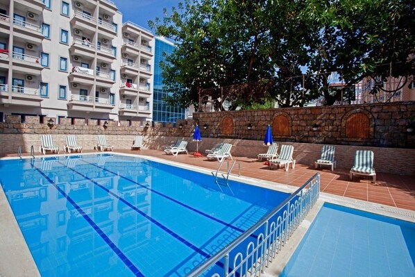 Piscina exterior, guarda-sóis, espreguiçadeiras