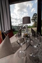 Pequenos-almoços e jantares servidos, com vista para o oceano 