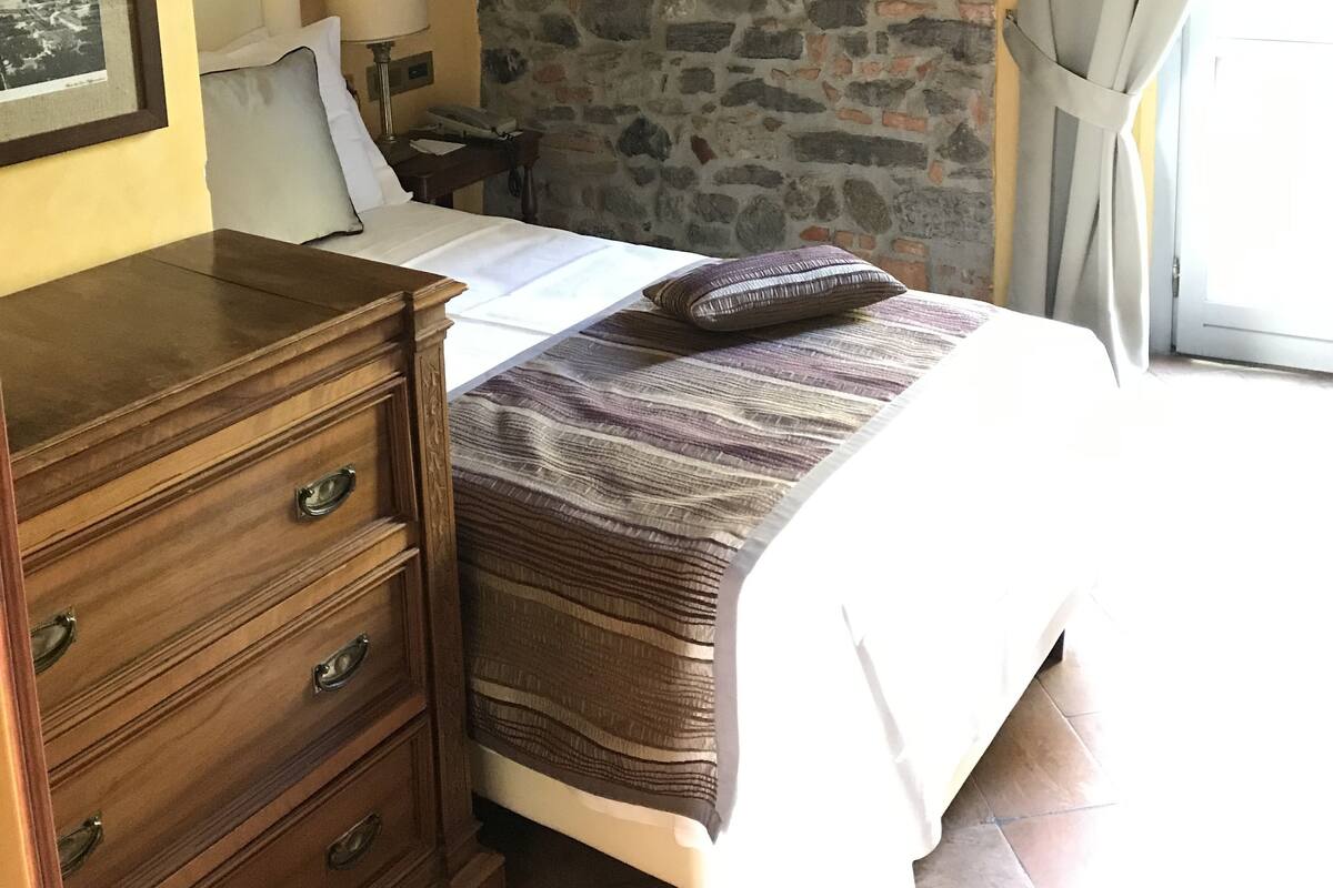 Minibar, cofre no quarto, secretária, cortinas/cortinados opacos 