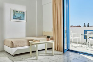 Triple Room | Roupa de alta qualidade, camas de colchão pillowtop, cofre no quarto