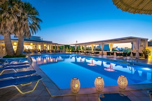 Piscina exterior, guarda-sóis, espreguiçadeiras
