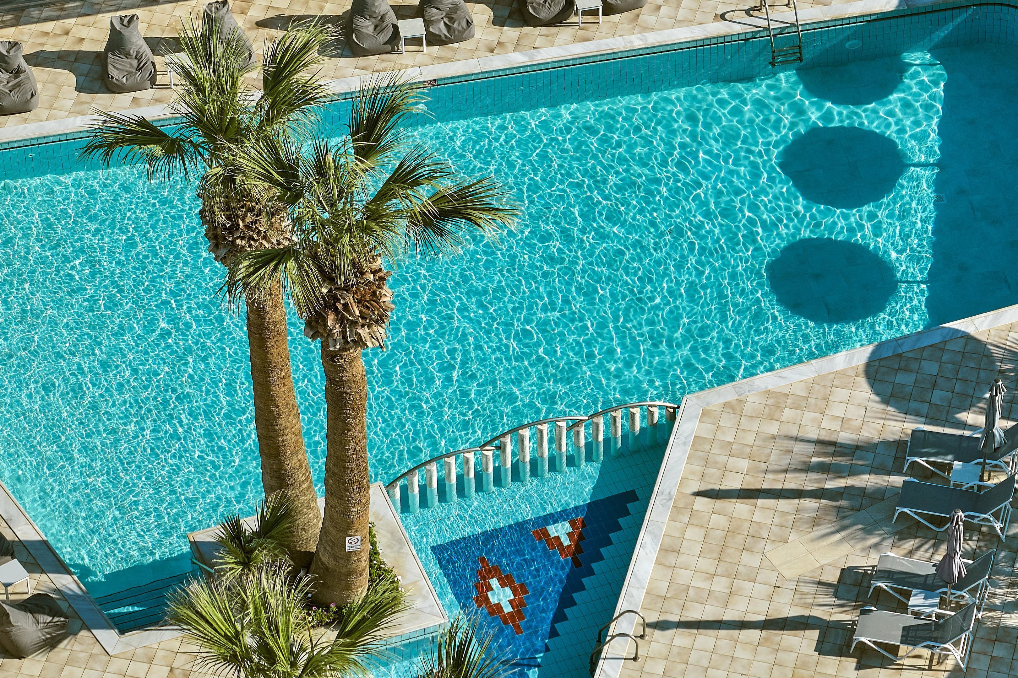 Piscina externa, guarda-sóis, espreguiçadeiras