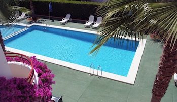 Piscina exterior, guarda-sóis, espreguiçadeiras