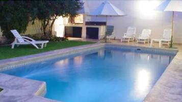 Piscina externa sazonal, funciona das 10h às 20h, guarda-sóis