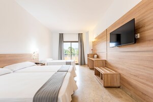 Quarto Triplo, terraço | Minibar, cofre no quarto, secretária 