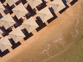 Uma praia privada, praia de areia branca, espreguiçadeiras