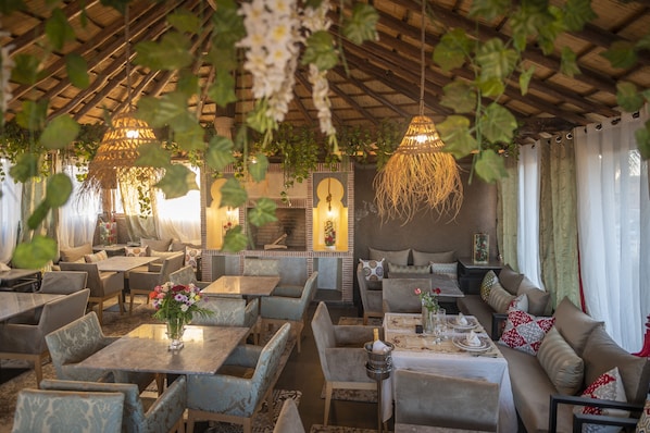 Almoços e jantares servidos, incluindo cozinha marroquina