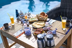 Café da manhã com pratos da culinária local grátis todos os dias