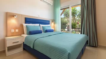 Apartamento Superior | Cofre com capacidade para portátil, cortinas/cortinados opacos