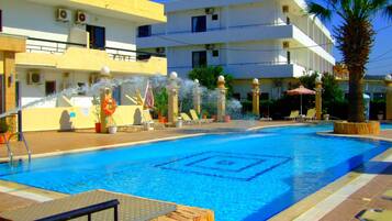 Piscina exterior, guarda-sóis, espreguiçadeiras