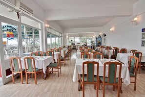 Café da manhã, almoço e jantar; culinária regional 