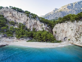 Na praia, toldos de praia (sobretaxa), espreguiçadeiras 