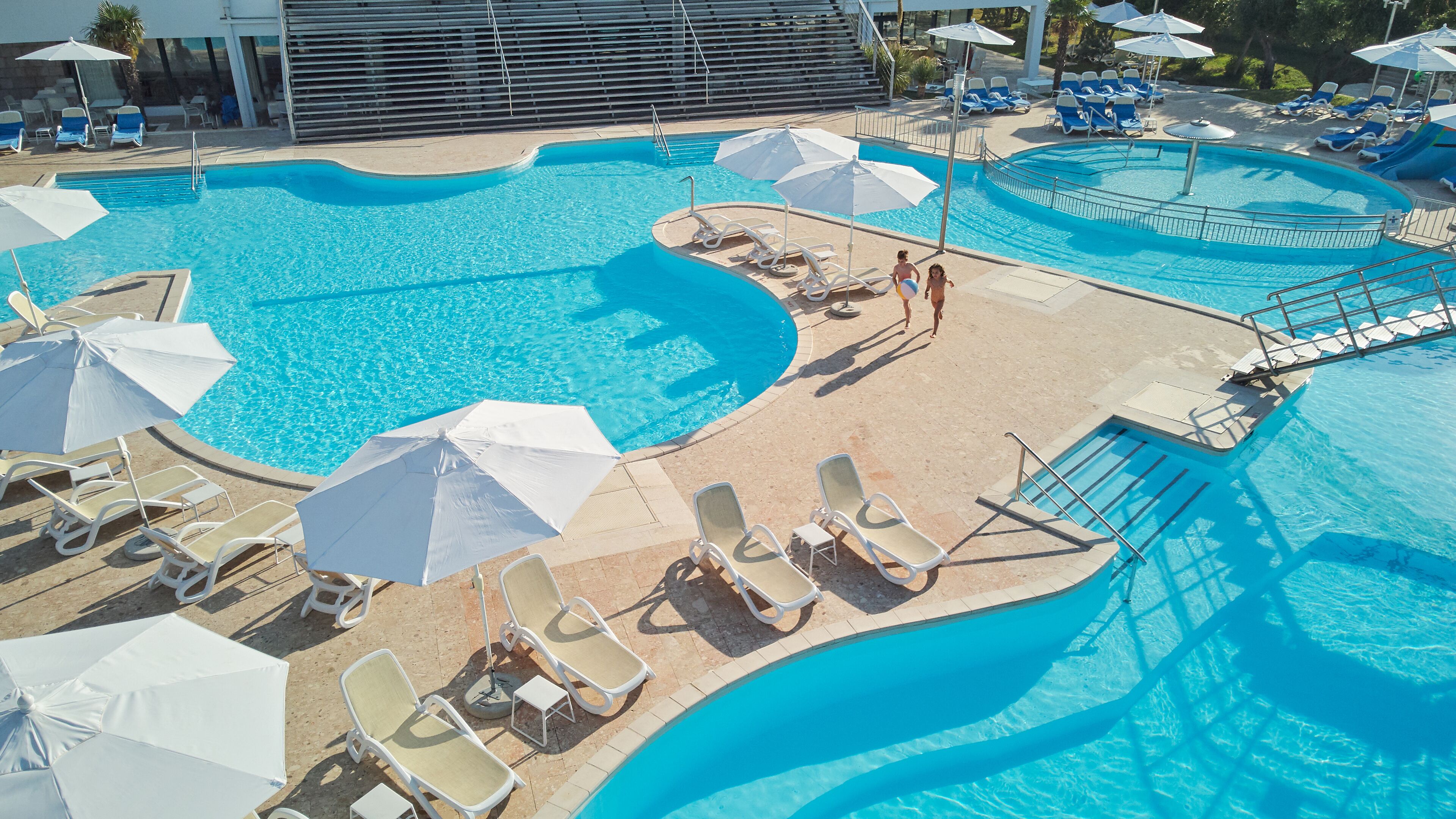 Piscina externa, guarda-sóis, espreguiçadeiras