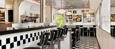 Pequeno-almoço preparado no momento diário mediante uma taxa