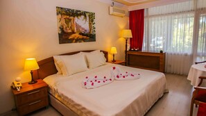 Quarto Duplo Standard | Minibar, cofre no quarto, secretária, quartos insonorizados 