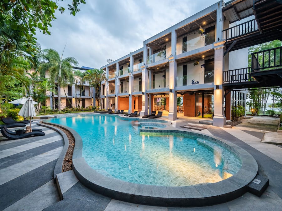 Piscina exterior, guarda-sóis, espreguiçadeiras